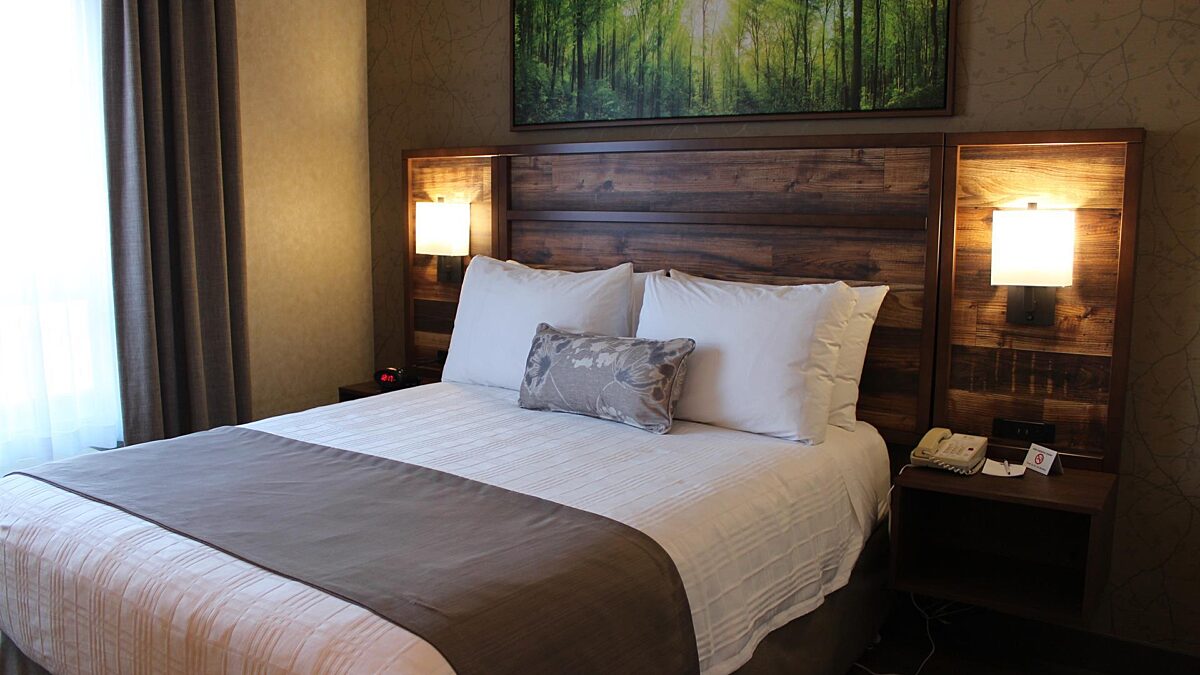 Queen Accessible Room (roll-in walk-in… | Best Western Plus Valemount